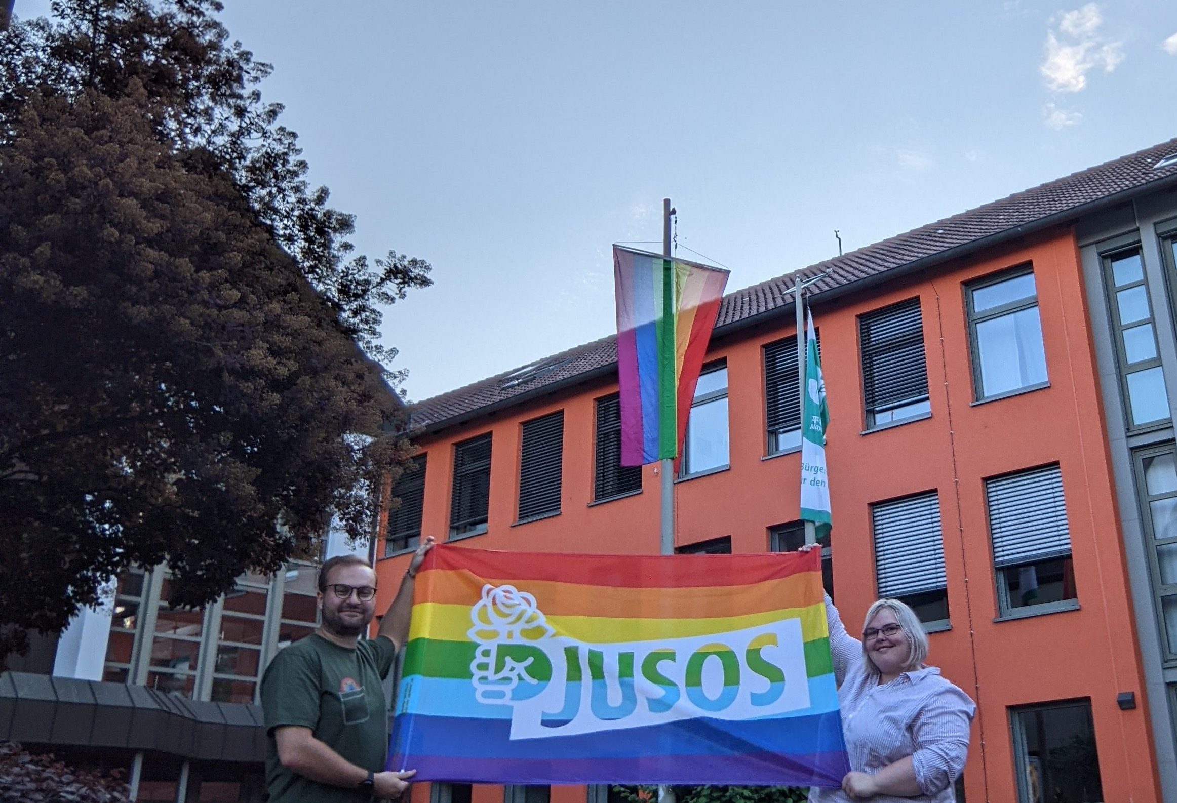 Regenbogenflagge am Rathaus Enger › spd-enger.de